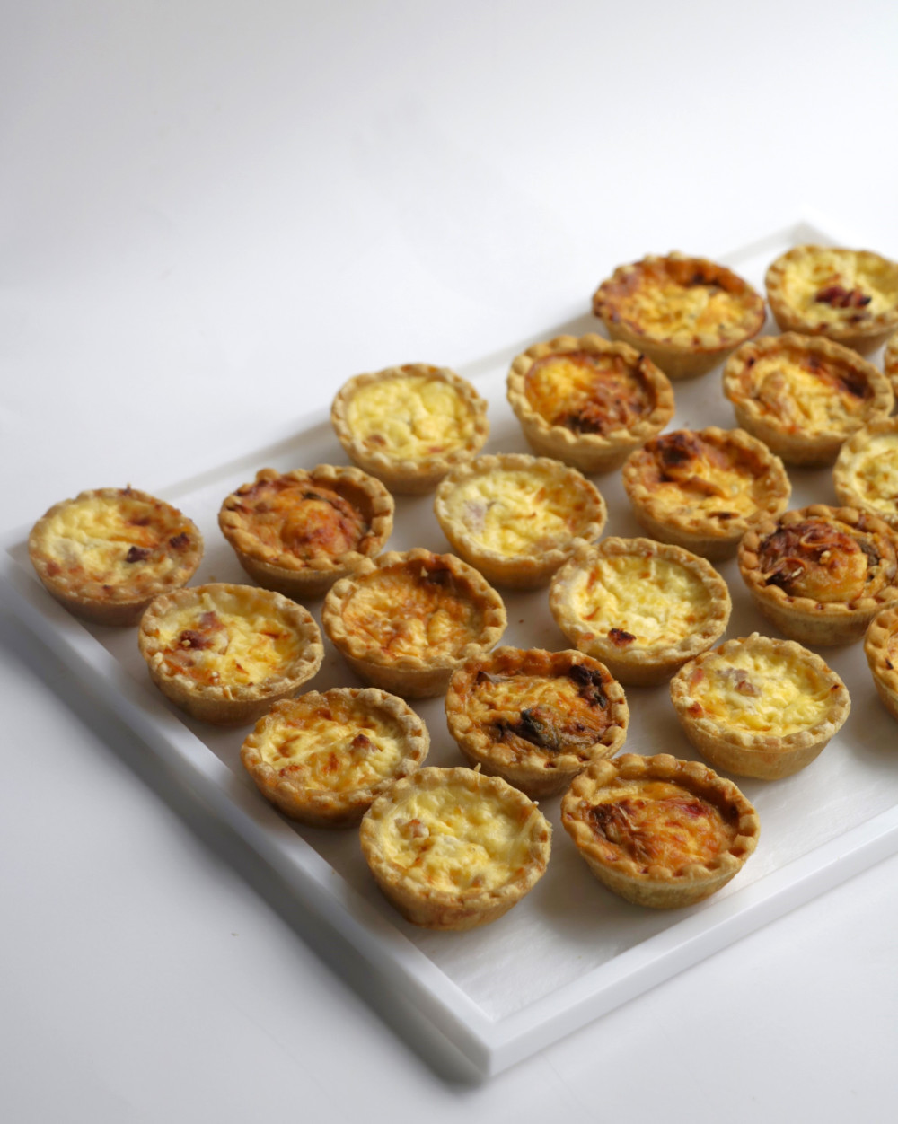 Mini Quiche - Plateau de 24 pièces / Mini Quiche - Tray of 24 pieces ...